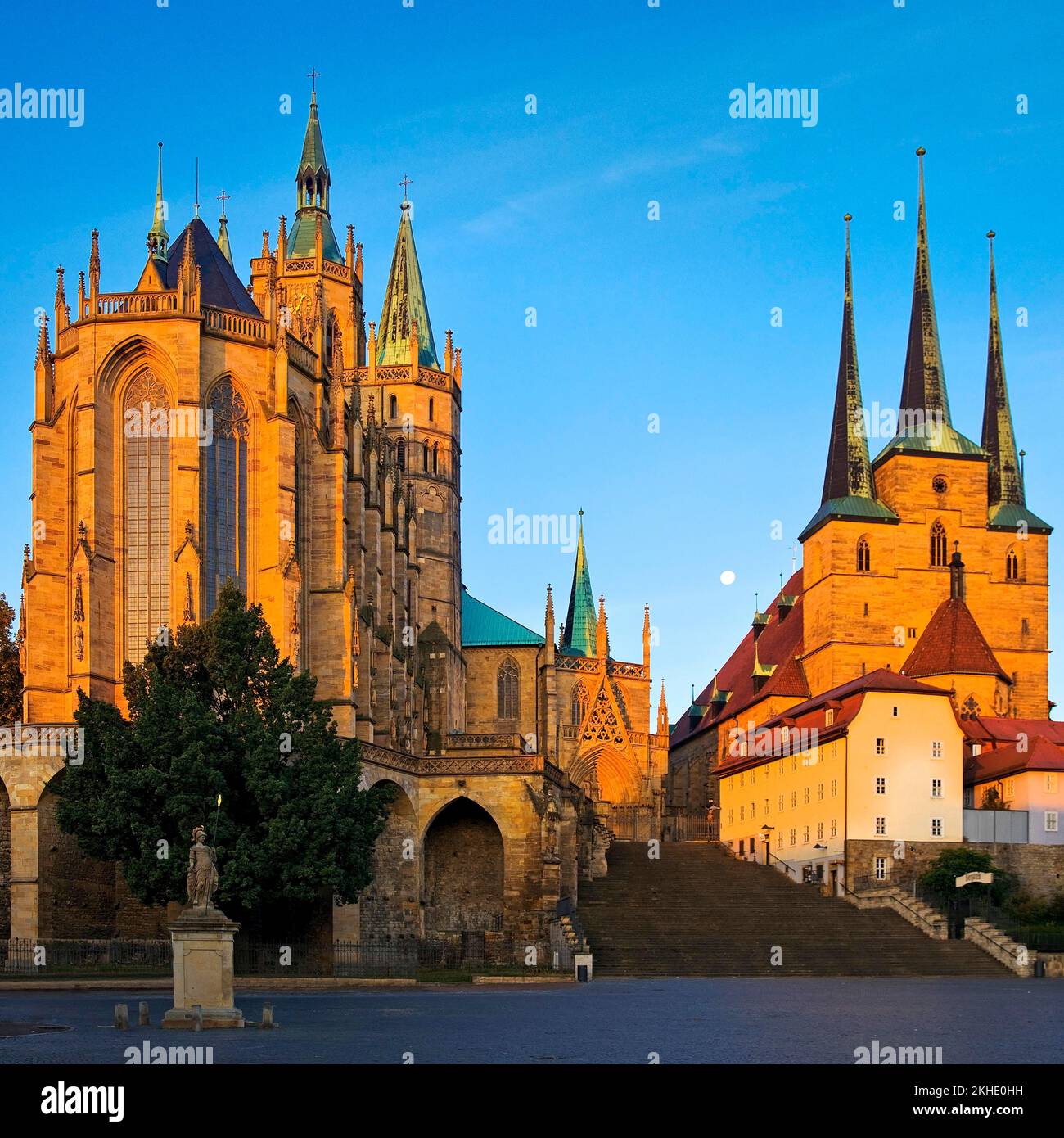 Erfurt Cathedral and Severi Church in early morning light, Domplatz ...