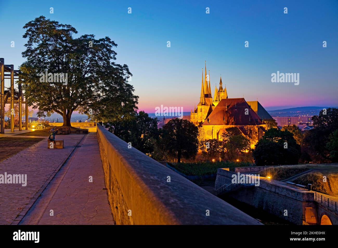 City view with Severi Church and Erfurt Cathedral at dawn, Petersberg ...