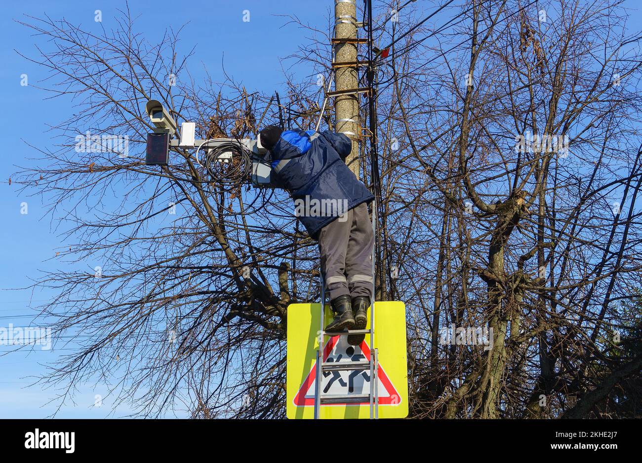 Worker climbing utility pole hi-res stock photography and images - Alamy