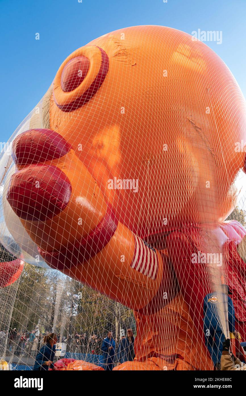 The Astronaut Snoopy balloon inflated for 96th Macy's Thanksgiving Day ...