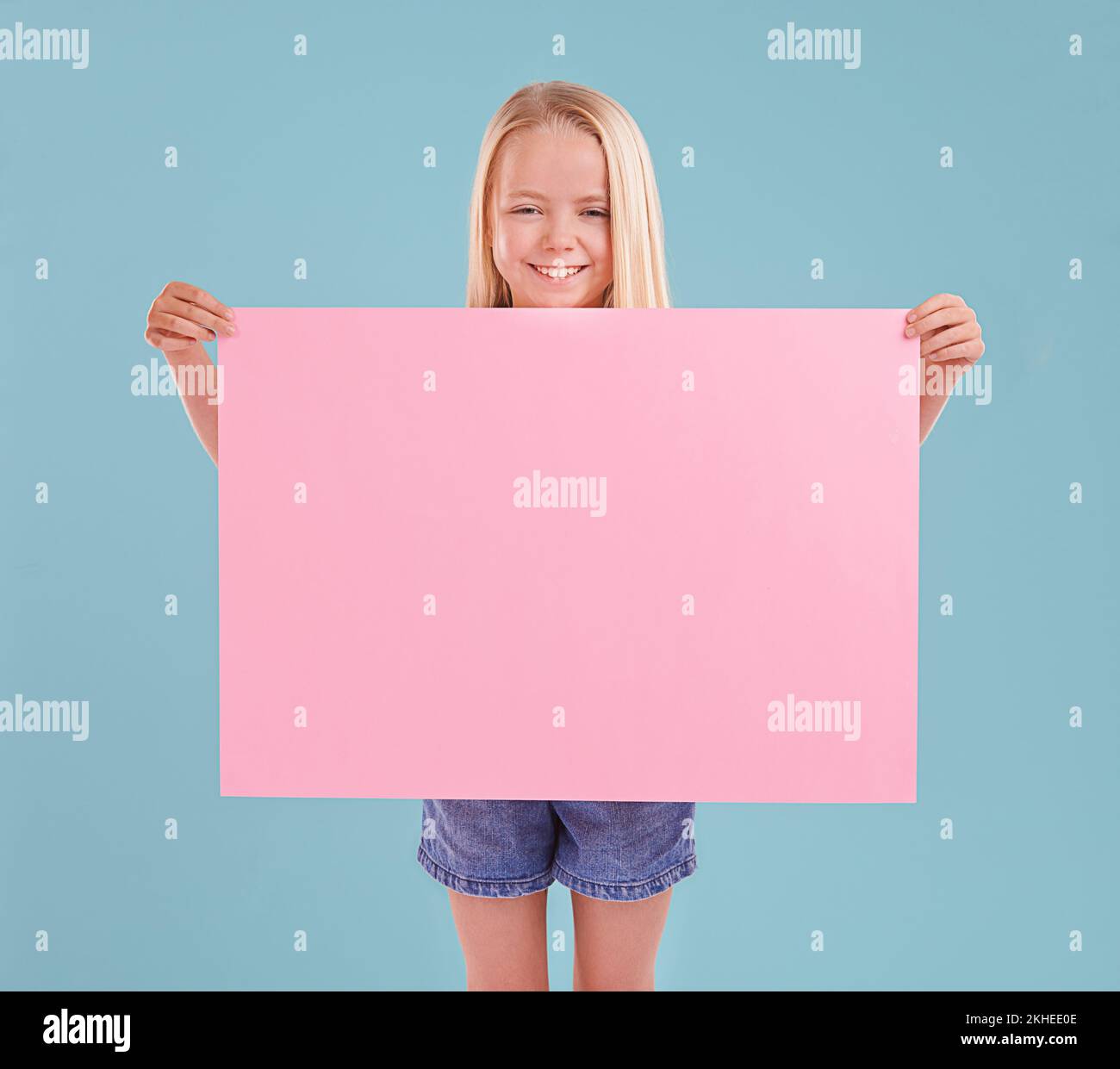 She got the cutest copyspace ever. A cute little girl holding up ...