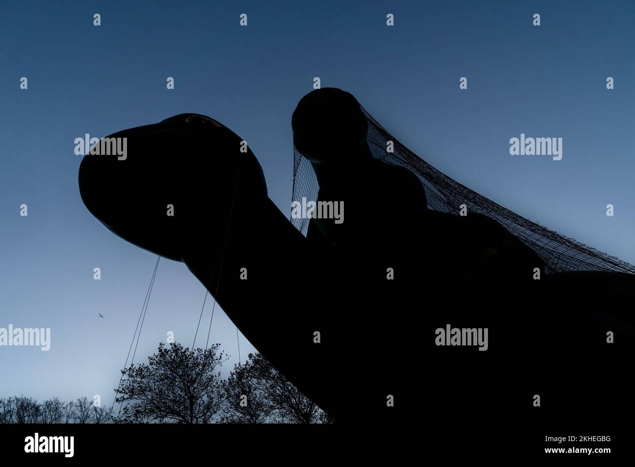 New York, USA. 23rd Nov, 2022. Sinclair Oil Dino and Baby Dino balloons ...