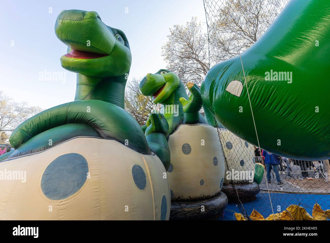 New York, USA. 23rd Nov, 2022. Sinclair Oil Dino and Baby Dino balloons ...