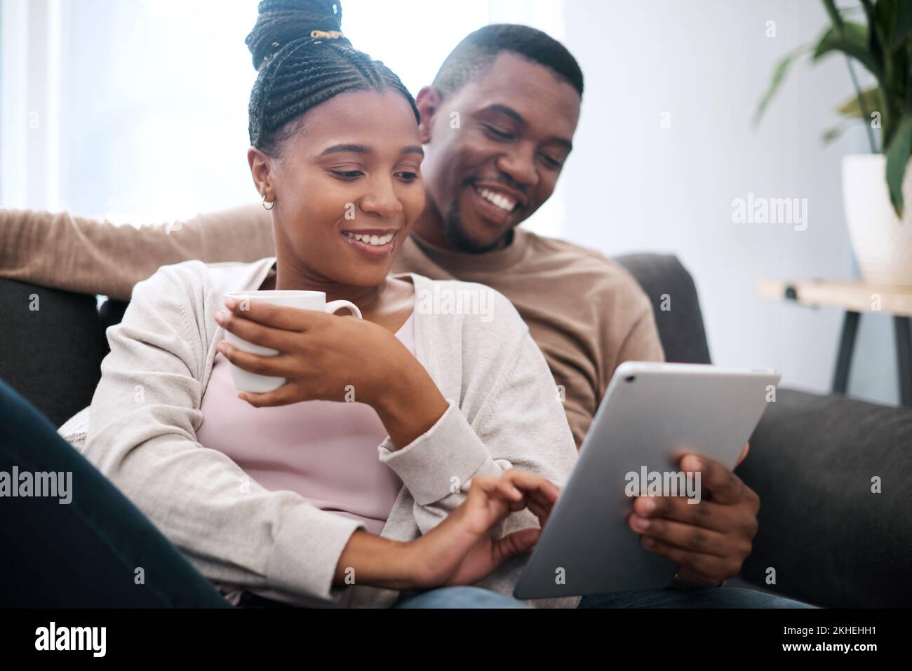 Black man woman relax tablet hi-res stock photography and images - Alamy