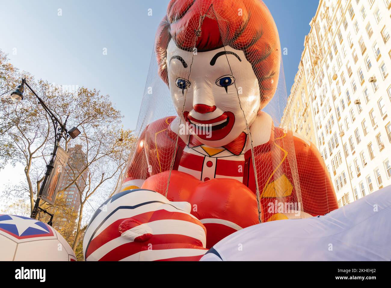 New York Usa 23rd Nov 2022 Ronald Mcdonald Balloon Looking Down On