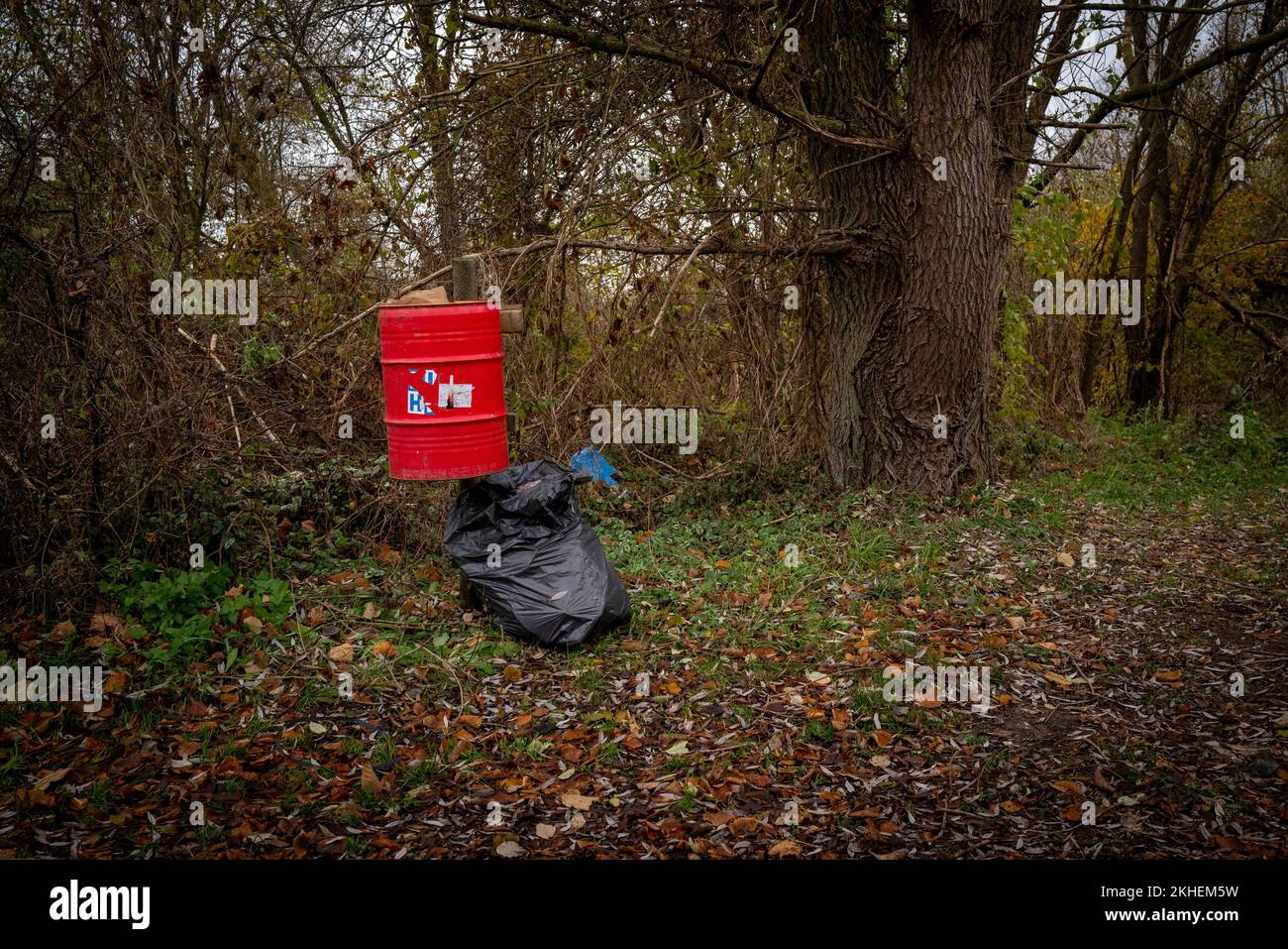 Rubbish bin full trash illustration hi-res stock photography and images ...