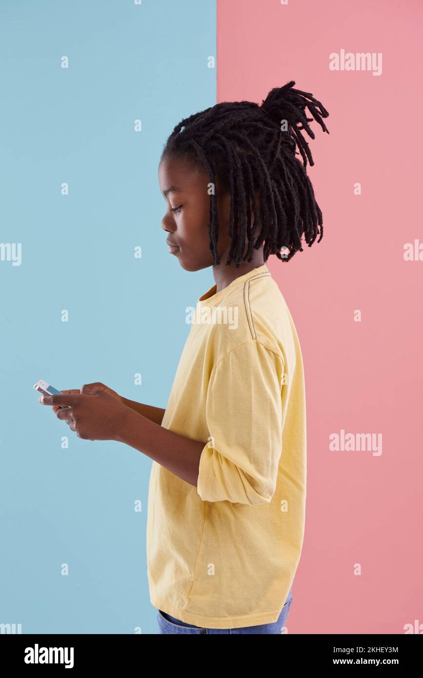 Black teen boy smartphone hi-res stock photography and images - Alamy