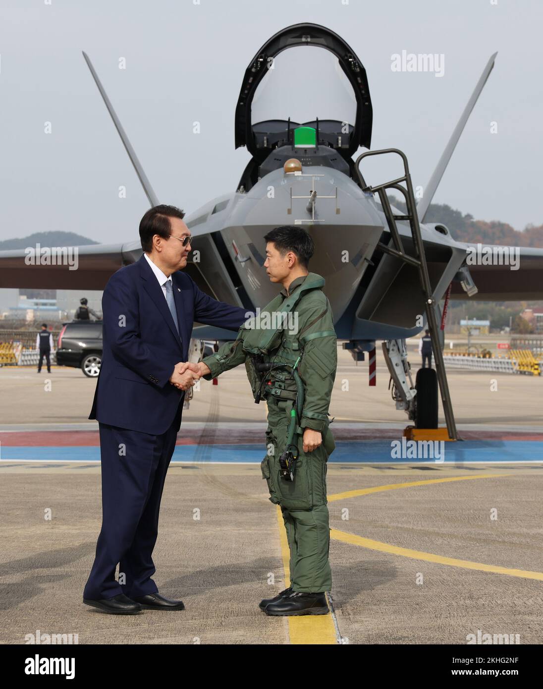 24th Nov, 2022. Yoon meets KF-21 pilot President Yoon Suk-yeok (L ...
