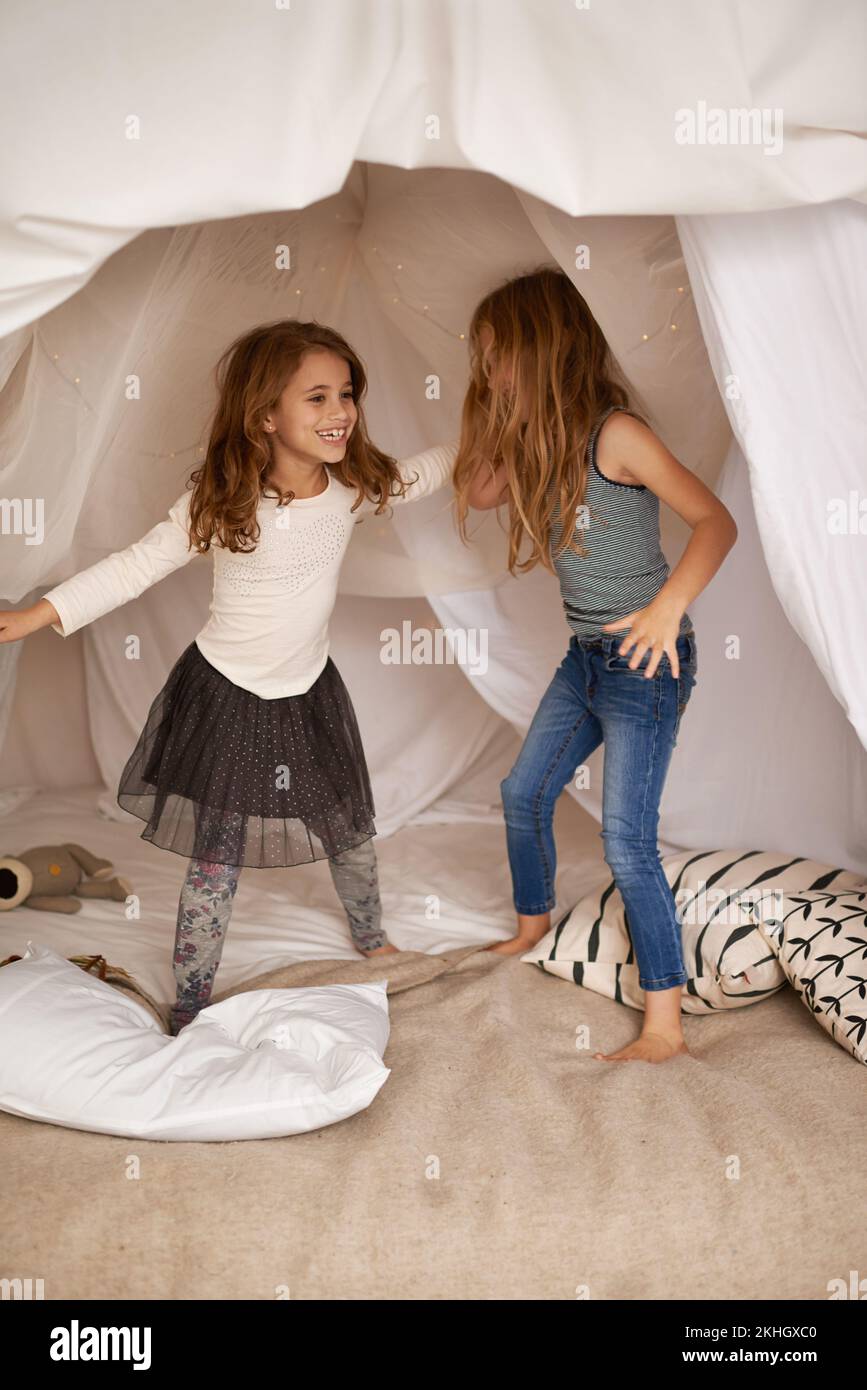 Children playing inside fort hi-res stock photography and images - Alamy