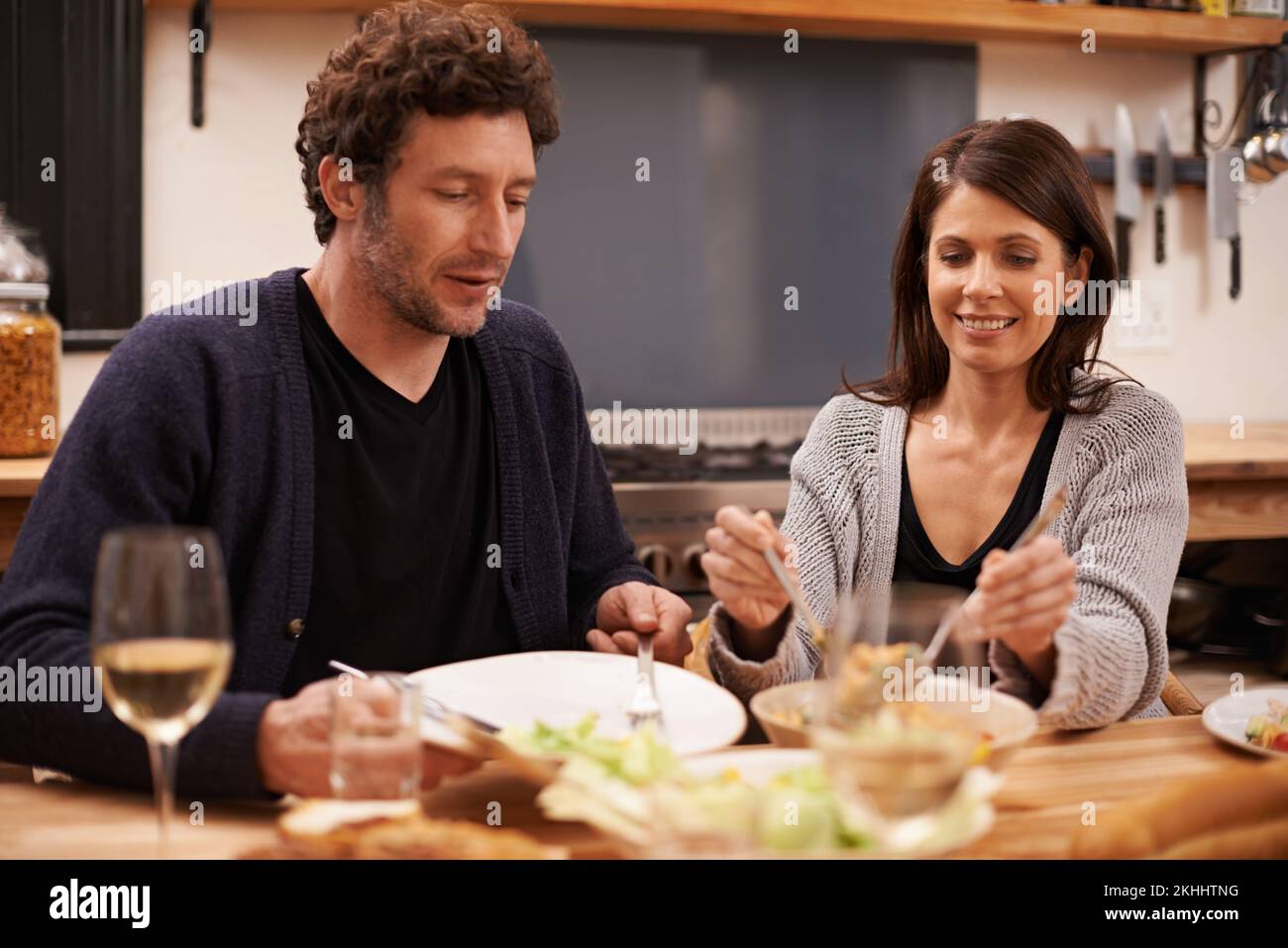 Woman cooking man sitting table hi-res stock photography and images - Alamy