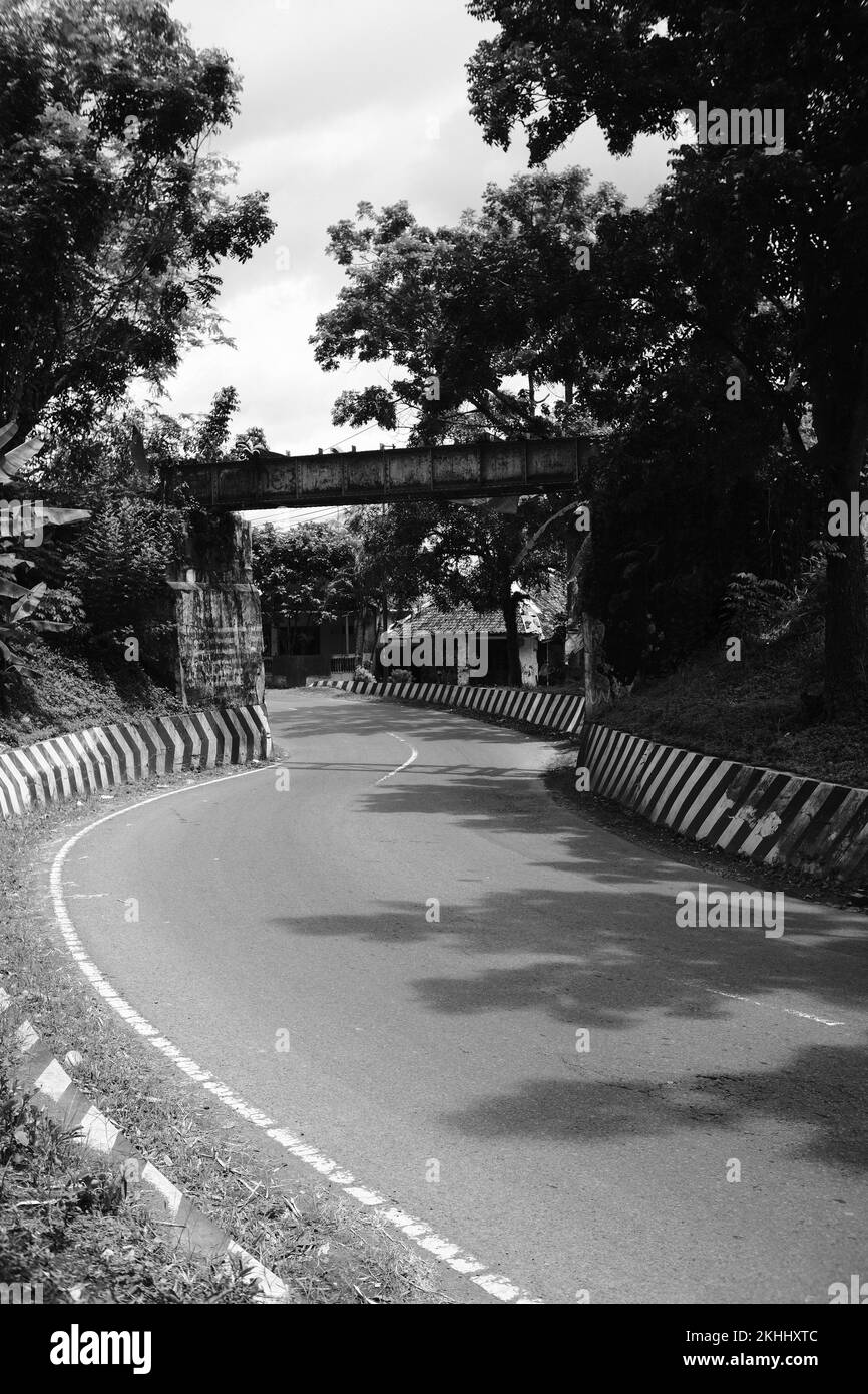 Black and white winding road hi-res stock photography and images - Alamy