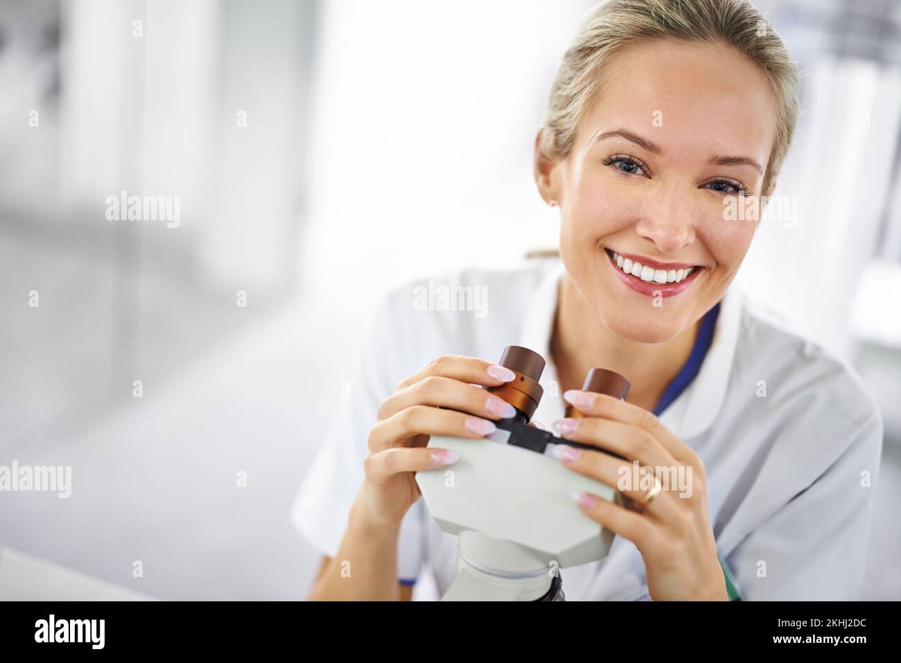 Smiling woman with a microscope hi-res stock photography and images - Alamy