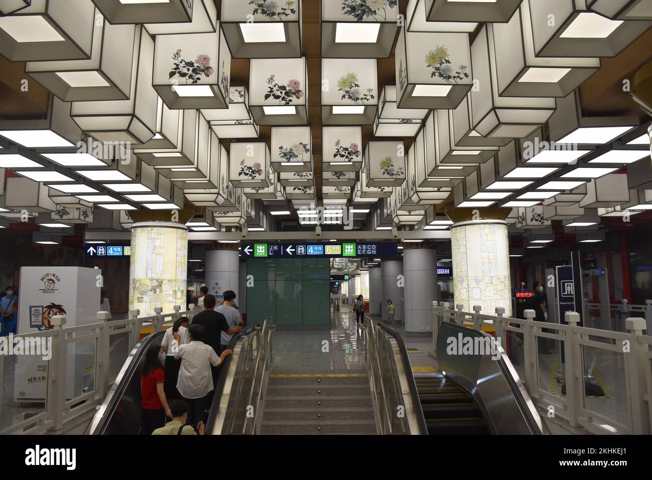 The Ming dynasty lanterns on the ceiling and the hall columns with ...