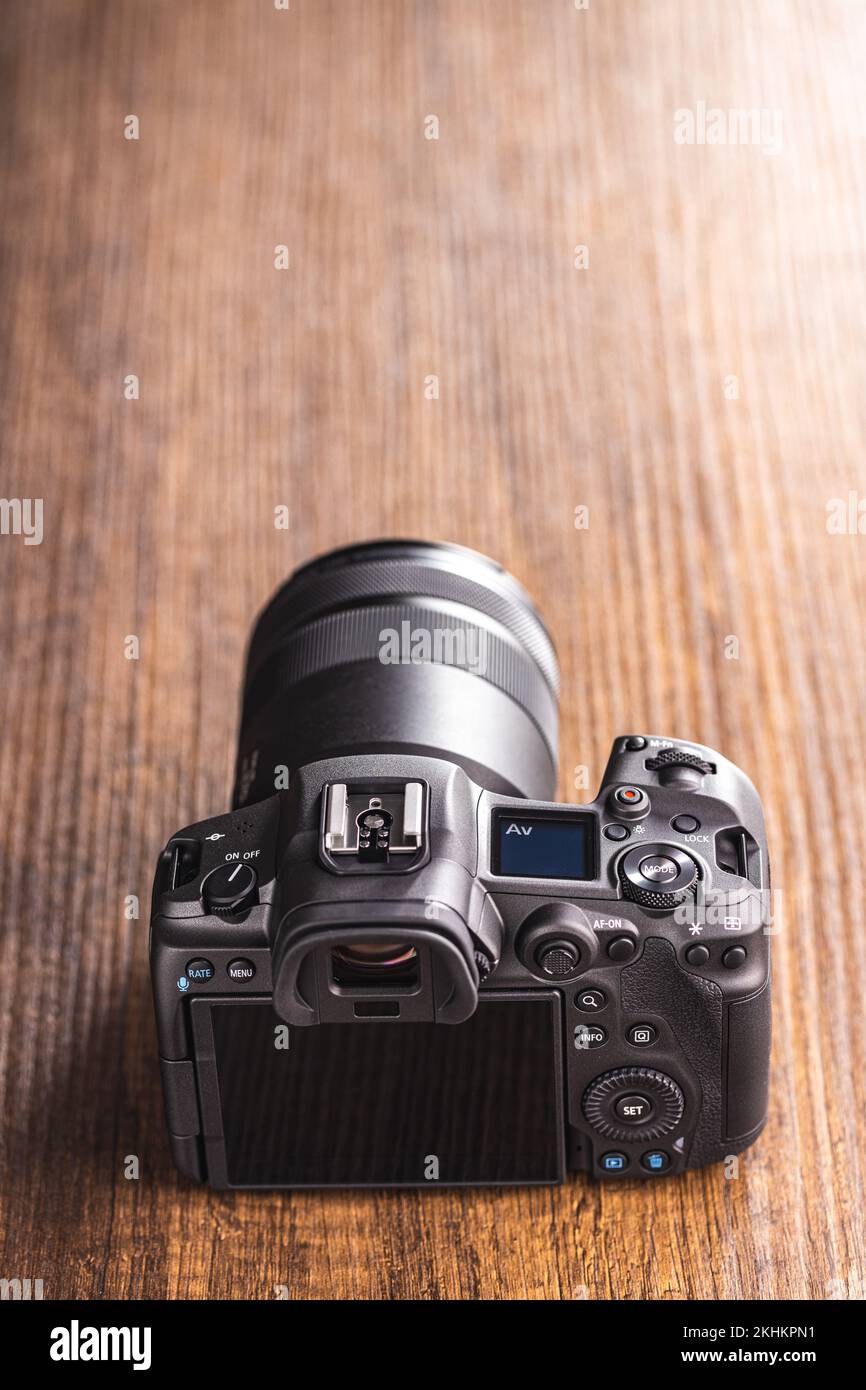Mirrorless technology hi-res stock photography and images - Alamy