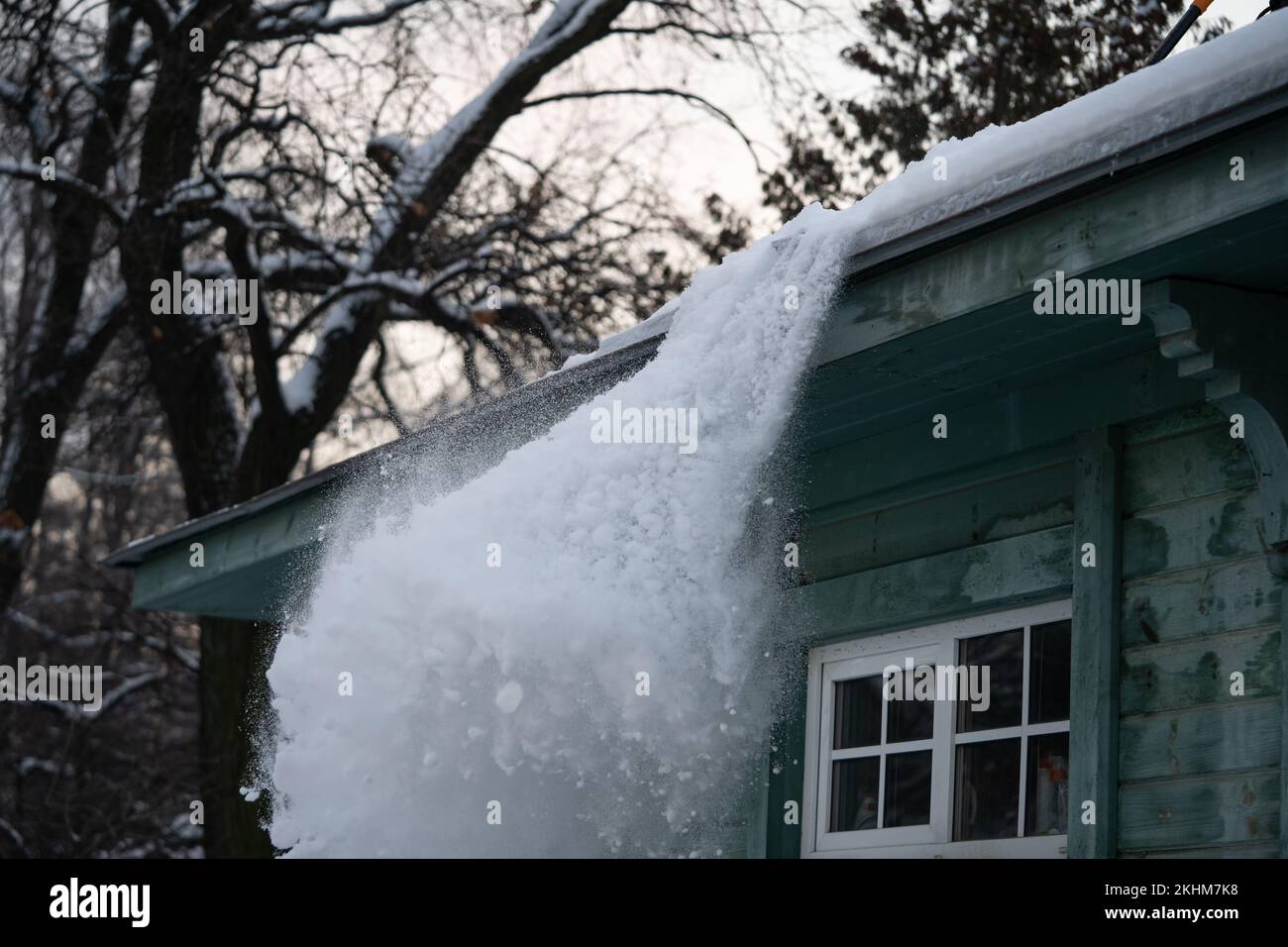 Snow falling from roof hi-res stock photography and images - Alamy