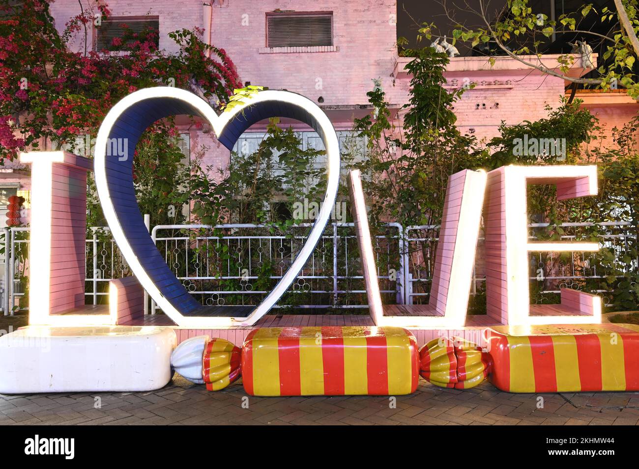 Giant 8D creative paintings appeared on the exterior wall of an ...