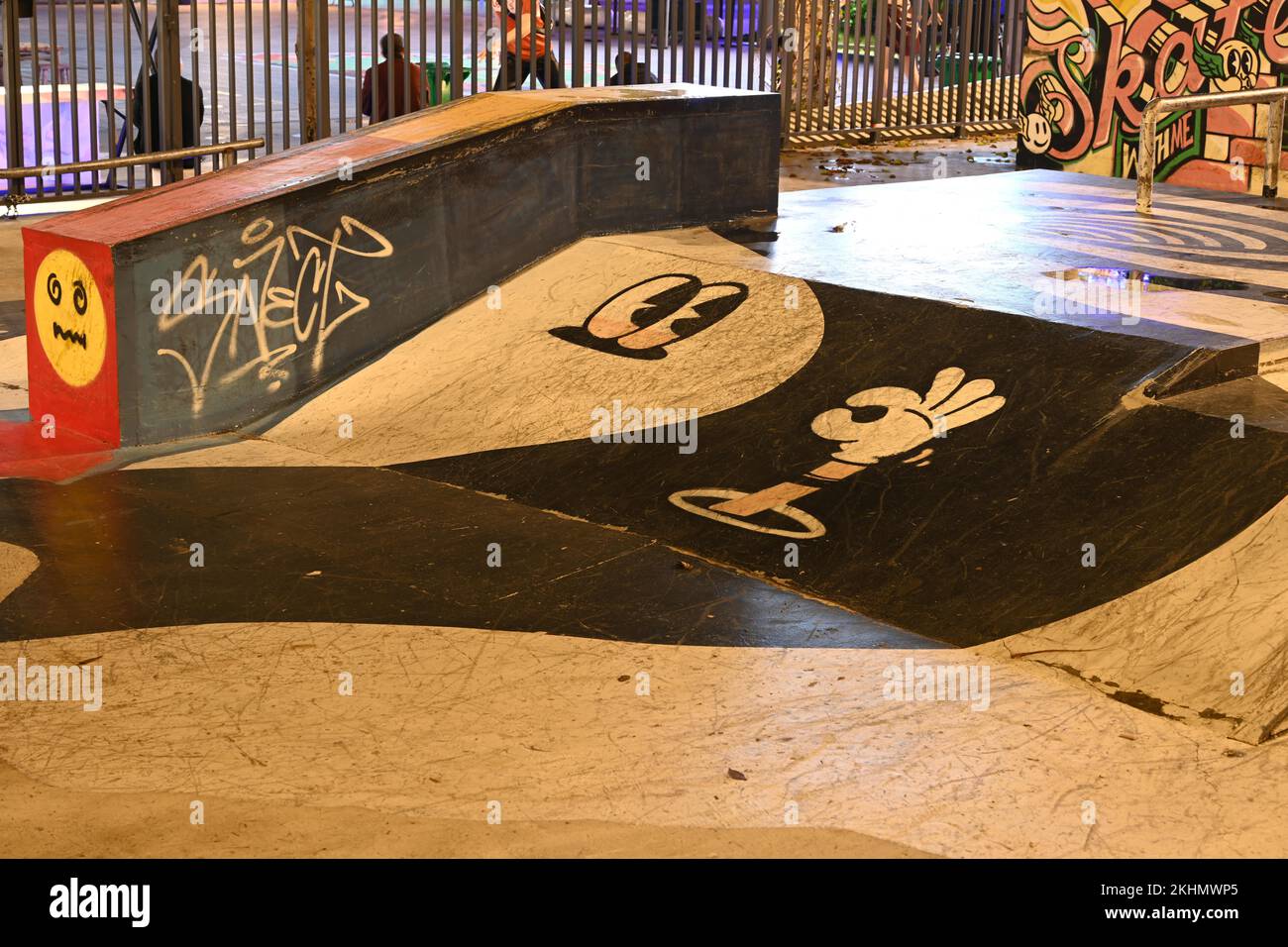 Giant 8D creative paintings appeared on the exterior wall of an ...