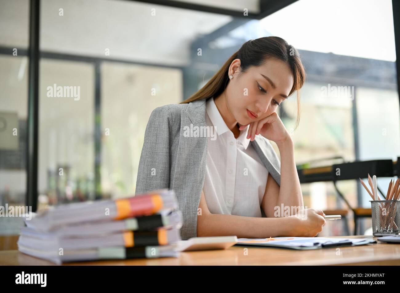 Female ceo desk upset hi-res stock photography and images - Alamy