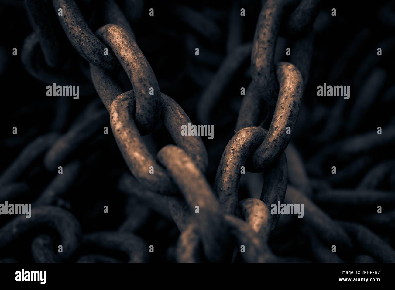 The texture of heavy rusty chains in the dark Stock Photo - Alamy