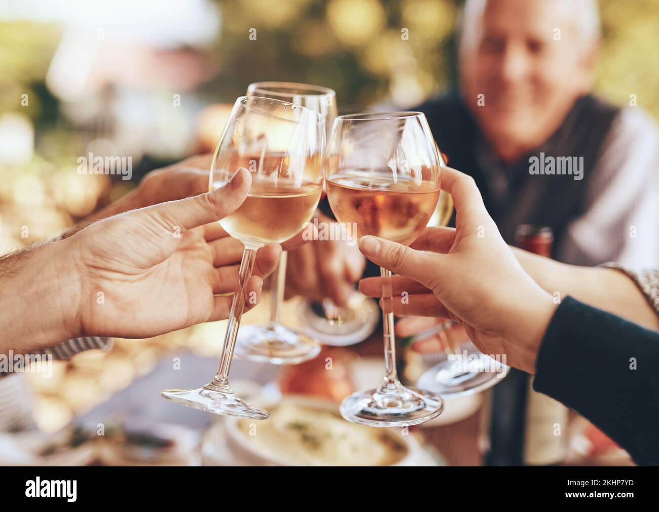 Group of people drinking alcohol hi-res stock photography and images ...
