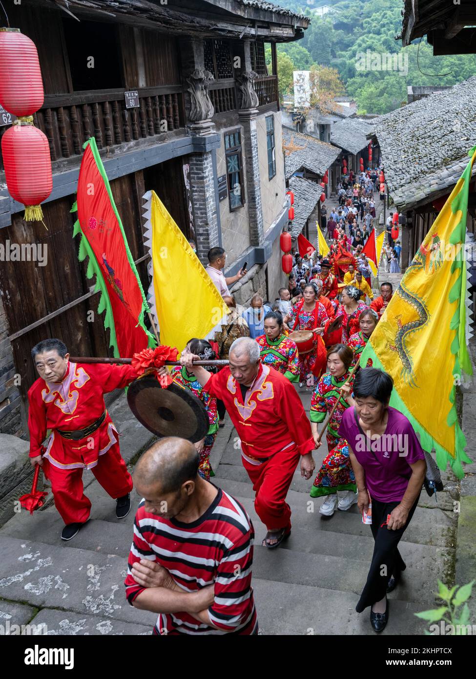 People celebrate the Lychee Cultural Festival and go to the Temple Fair ...
