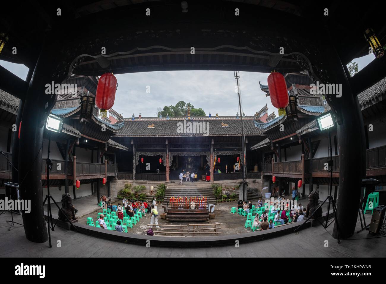 People celebrate the Lychee Cultural Festival and go to the Temple Fair ...