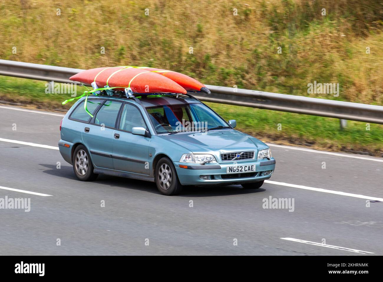 2002 green VOLVO V40 SE 1783cc petrol Estate carry canoes on roof track ...