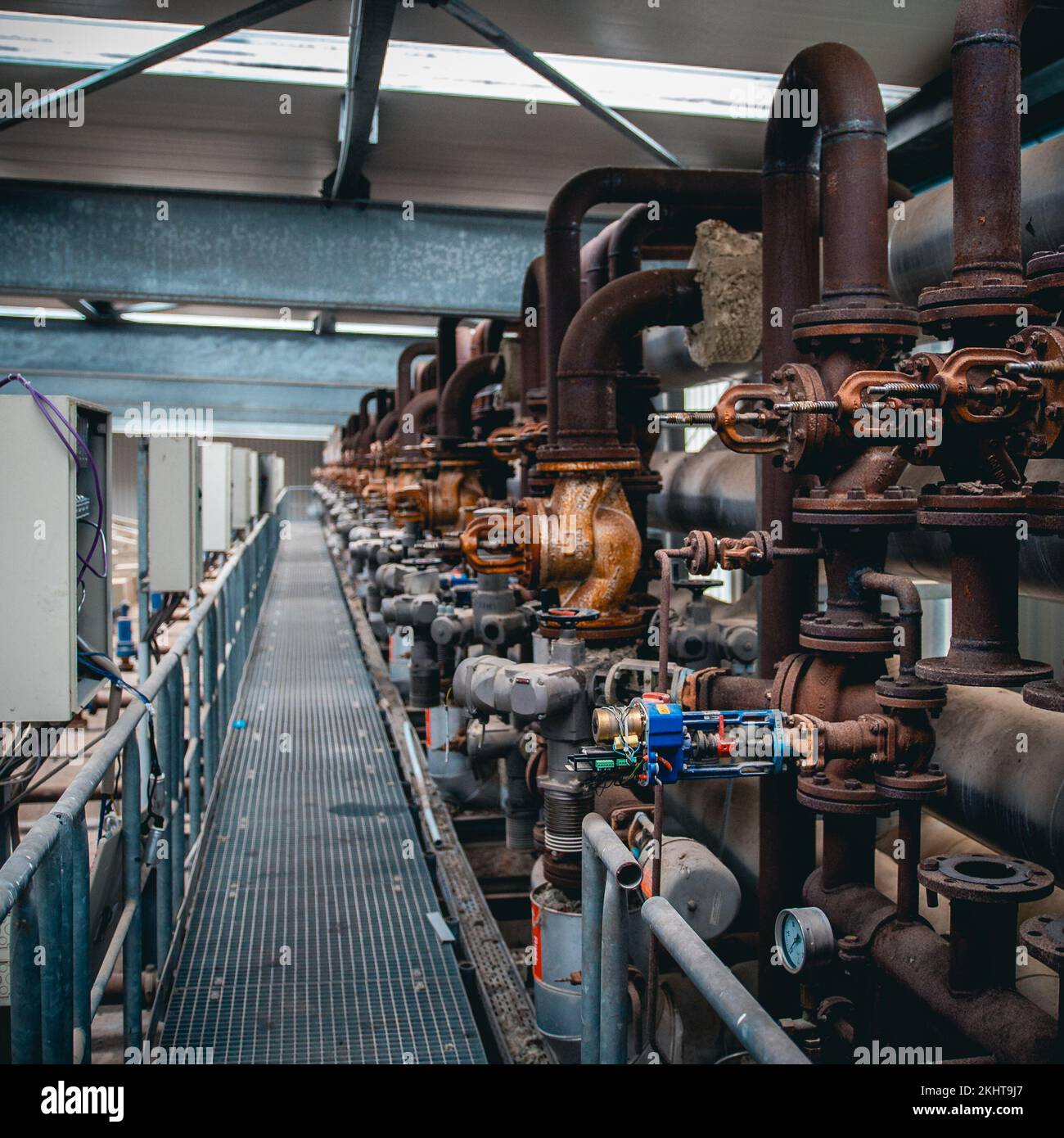 Valves on pipes hi-res stock photography and images - Alamy