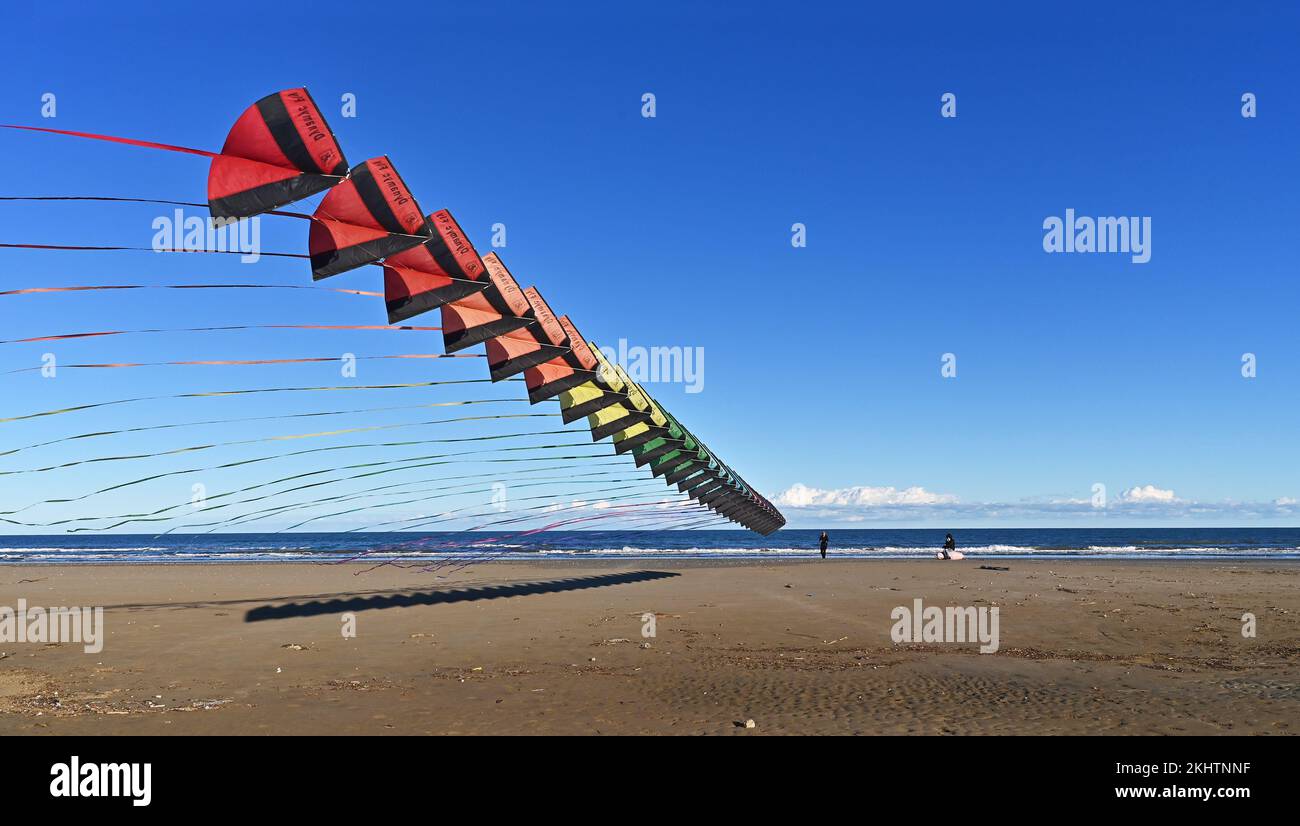 Winter on the beach of Cervia, flight tests for this huge Dynakite ...