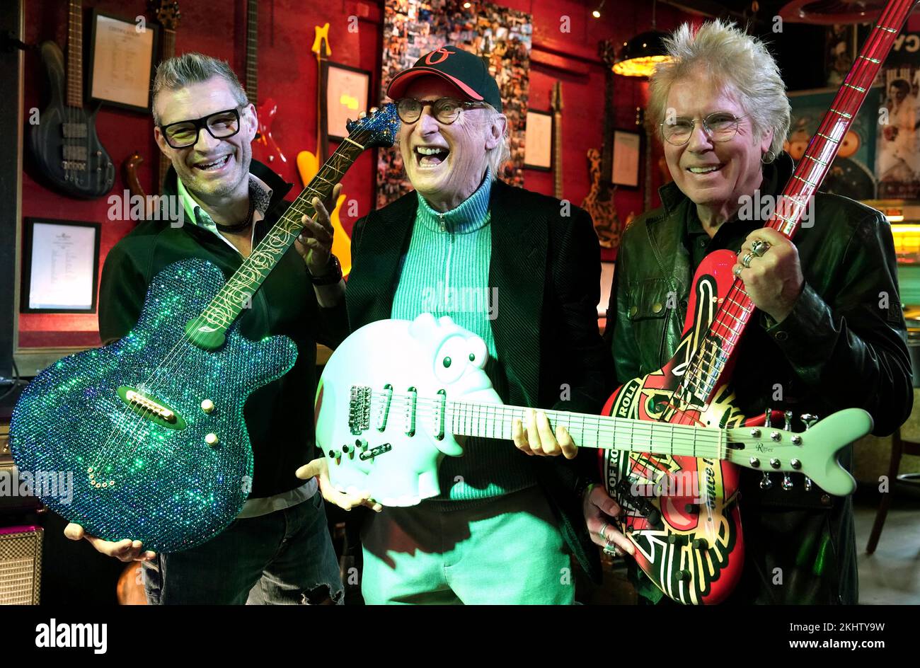 24 November 2022, Hamburg: Guitar maker Jens Ritter (l-r), comedian and ...
