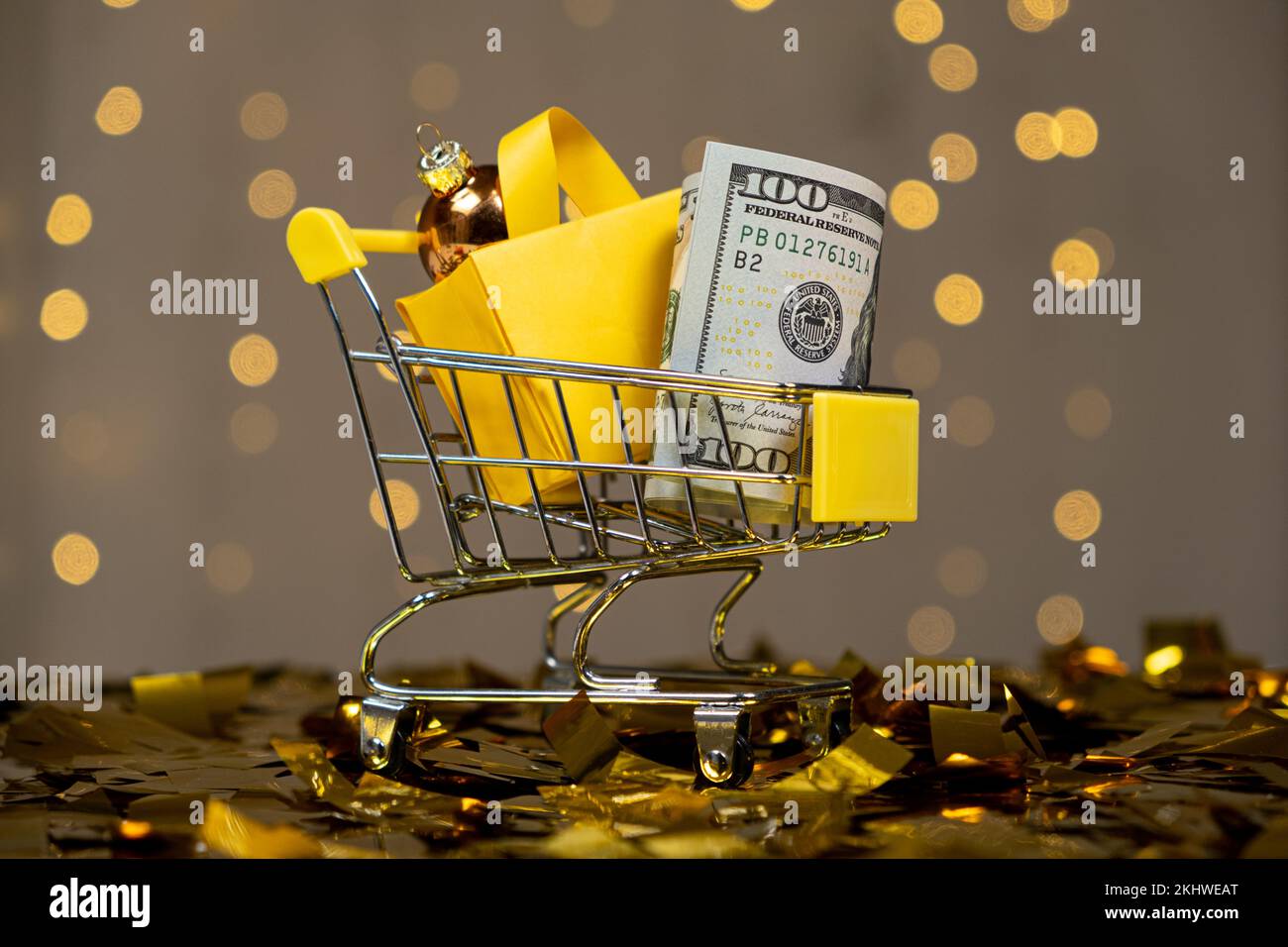 Hundred dollar bills christmas hi-res stock photography and images - Alamy