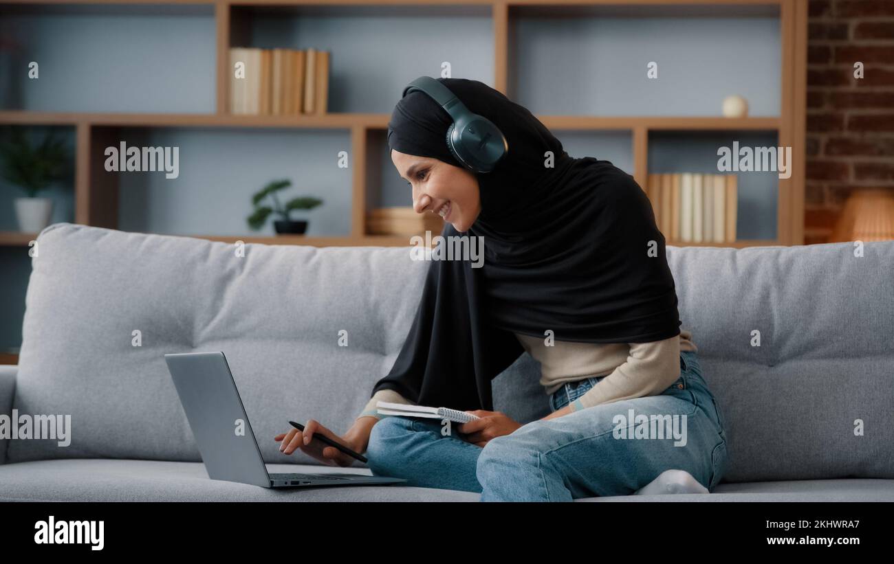Muslim girl wearing hijab hi-res stock photography and images - Alamy