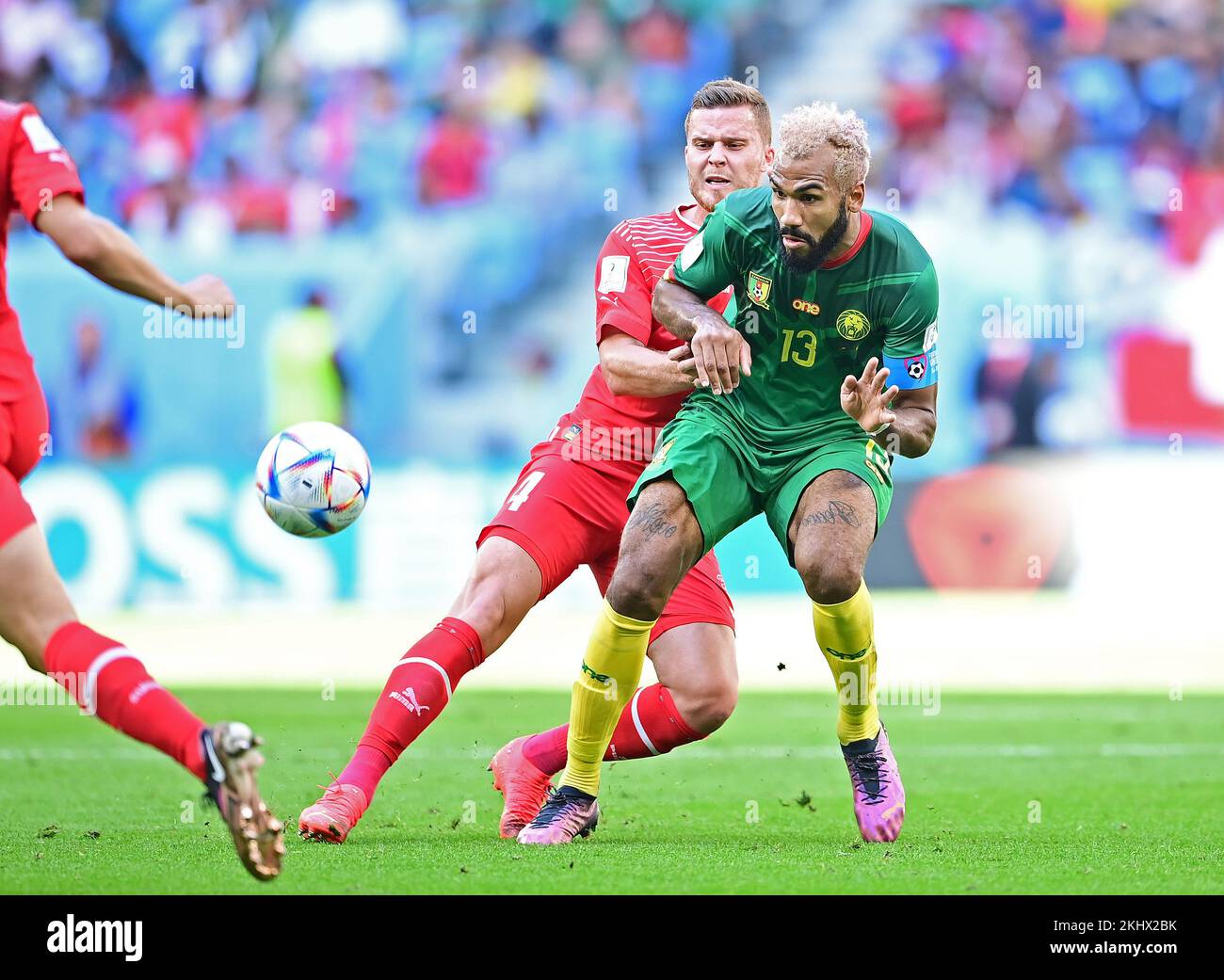 v.l. Nico Elvedi, Eric Maxim Choupo-Moting (Kamerun)Al Wakrah, 24.11. ...