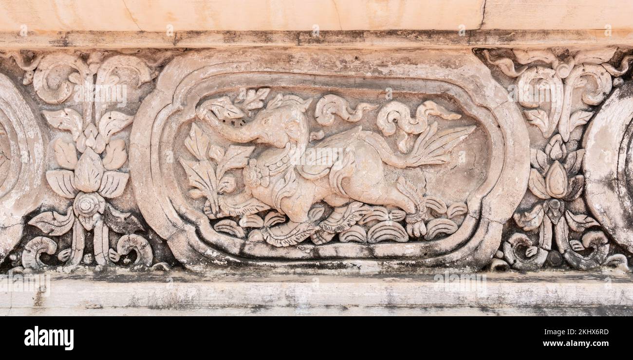 Bas relief lion hi-res stock photography and images - Alamy