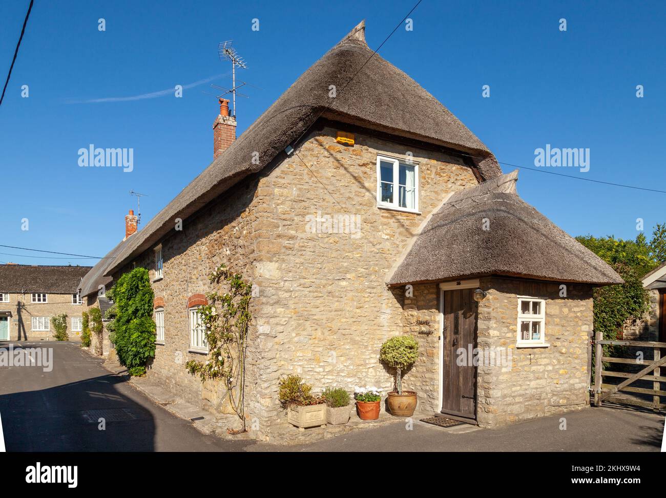 Traditional thatched houses in the beautiful village of Burton ...