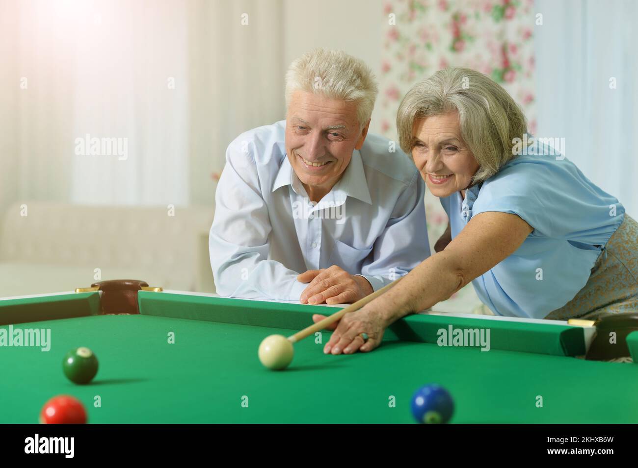 Friends playing billiards hi-res stock photography and images - Alamy