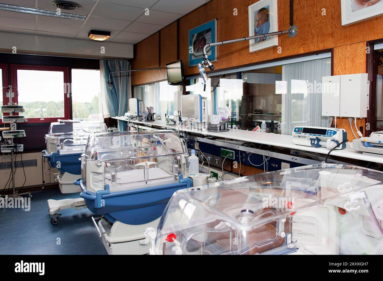 newborn baby in incubator in a hospital, Holland vvbvanbree fotografie ...