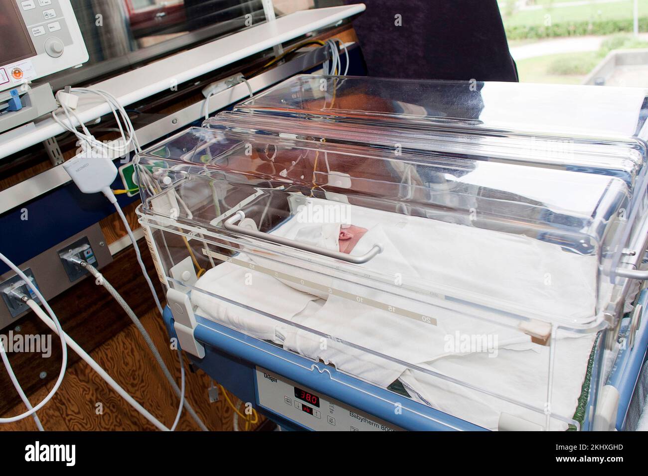 newborn baby in incubator in a hospital, Holland vvbvanbree fotografie ...