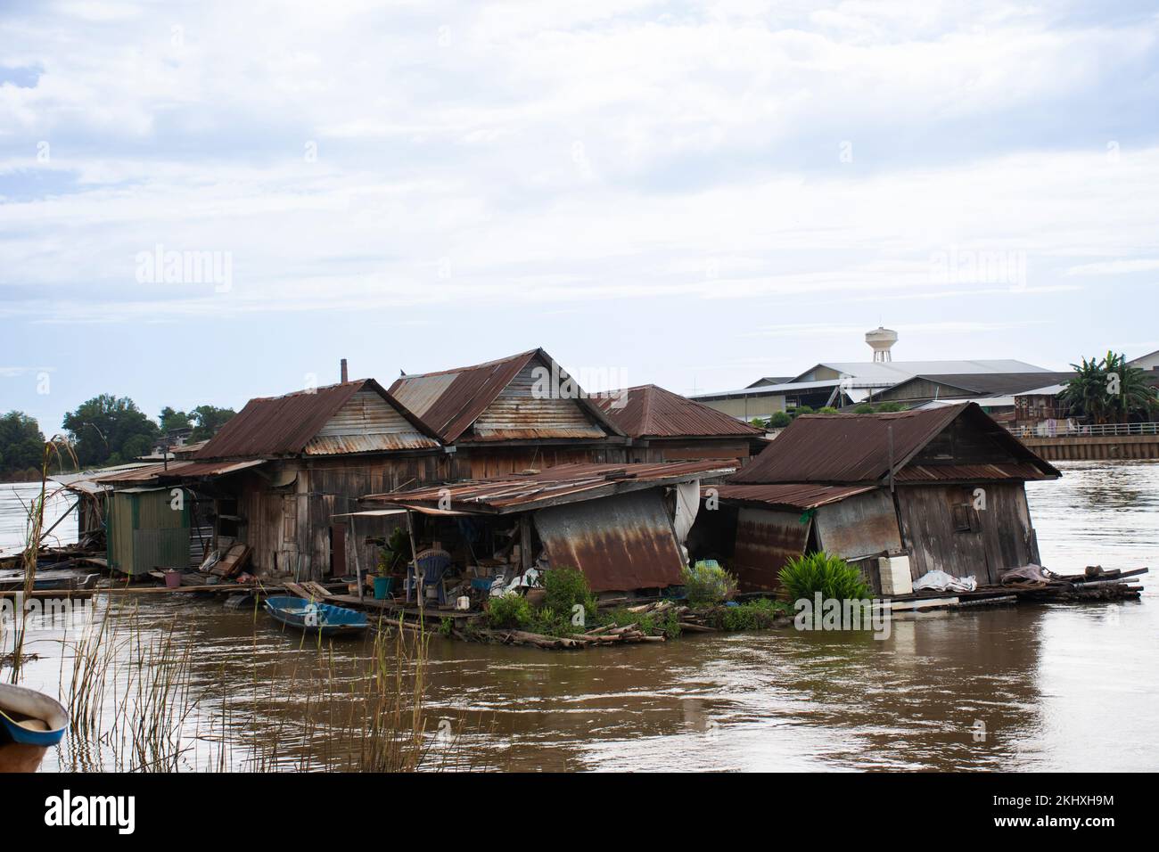 Life and lifestyle thai people and abandoned house or damage broken ...