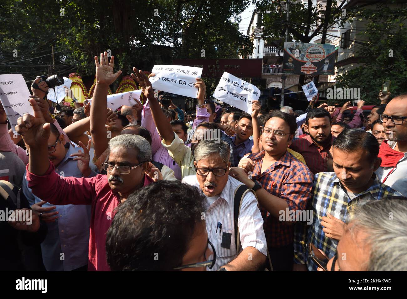 Kolkata, India. 24th Nov, 2022. West Bengal State Government employees ...
