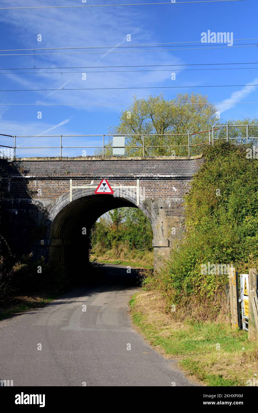Bridge headroom sign hi-res stock photography and images - Alamy