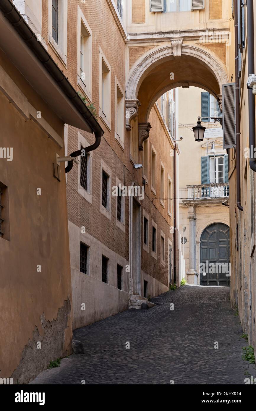 Ancient narrow arch, Vicolo Scanderbeg (Scanderbeg Alley), lamp post ...