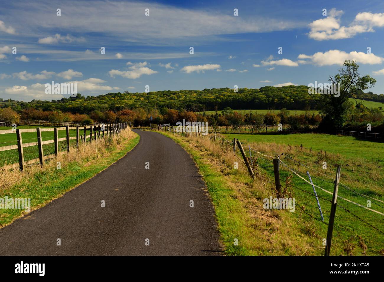 Traffic free country lane hi-res stock photography and images - Alamy