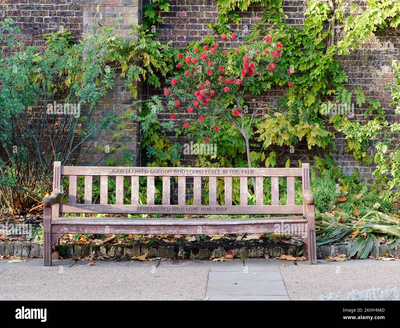 Memorial bench hi-res stock photography and images - Alamy