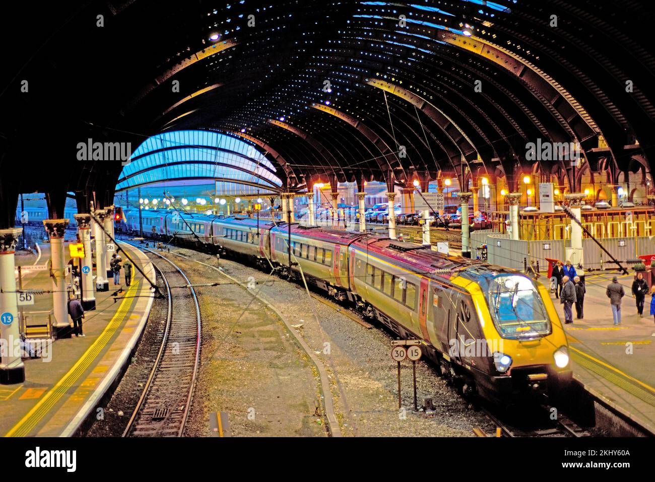 York railway station hi-res stock photography and images - Alamy