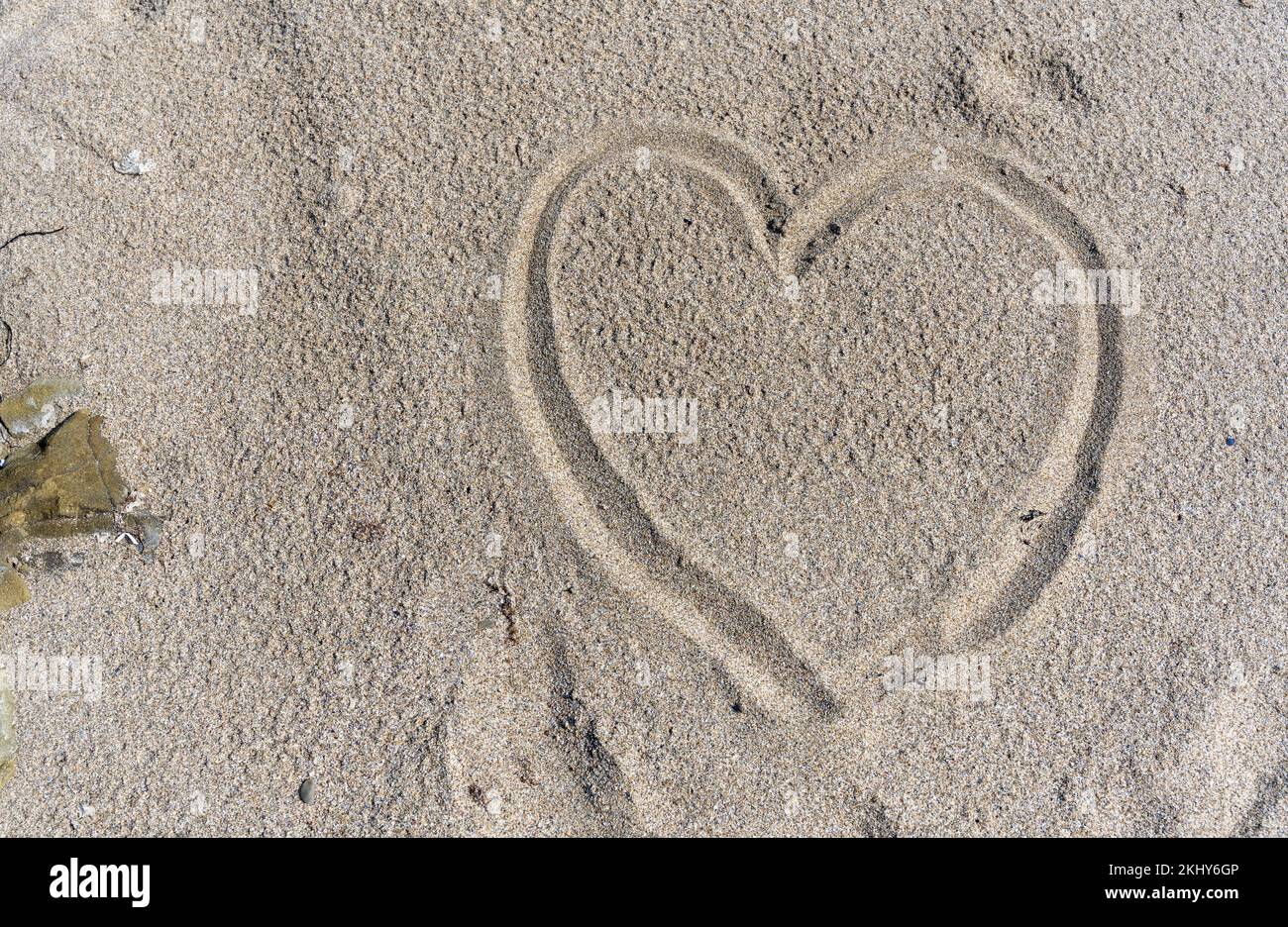A heart drawn on sand of a beach Stock Photo - Alamy