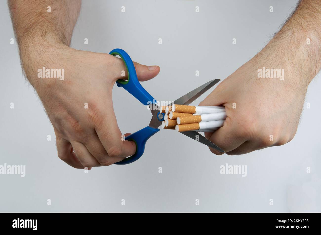 Quit smoking: hands with scissors cutting a cigarettes Stock Photo - Alamy