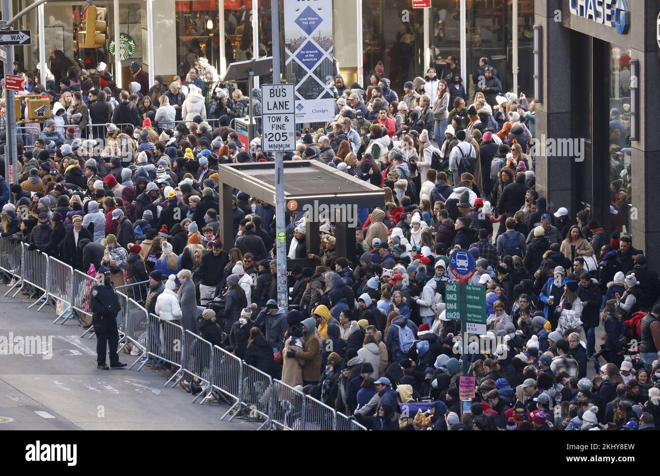 New York, United States. 24th Nov, 2022. Crowds of people line the ...