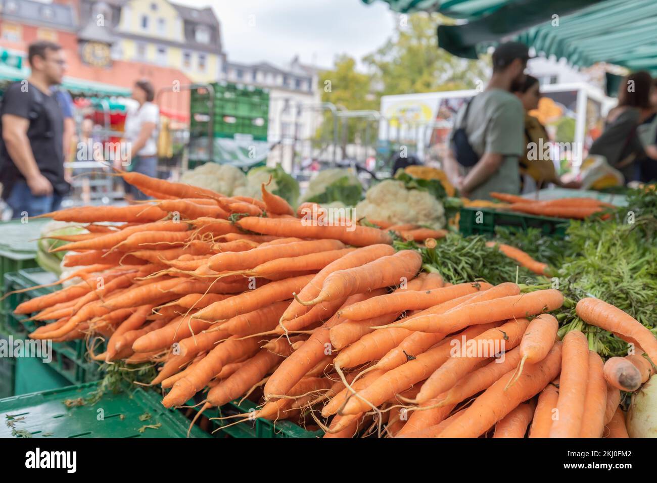 fresh carrots on a market stall Stock Photo - Alamy