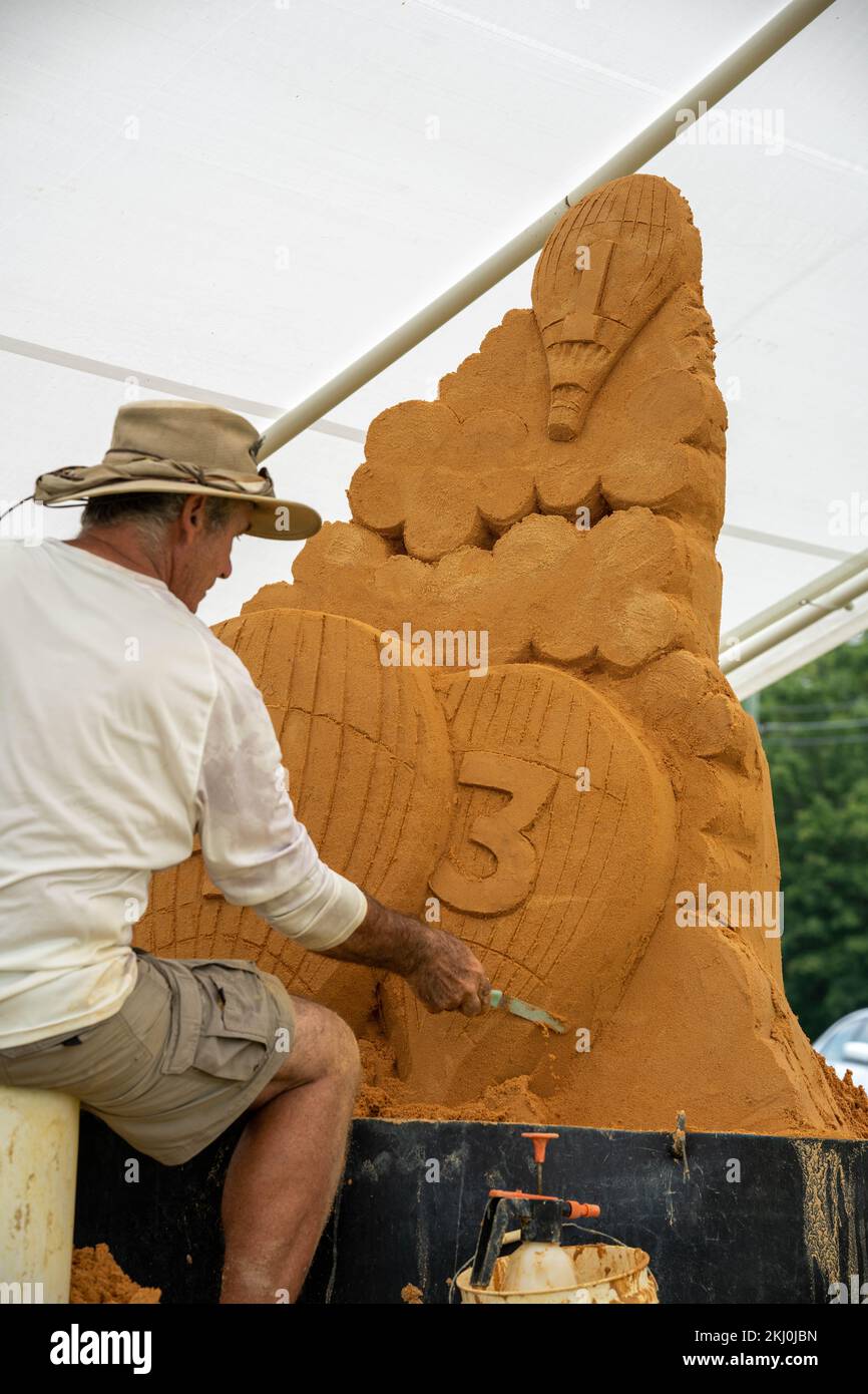 Artist working with sand hi-res stock photography and images - Alamy
